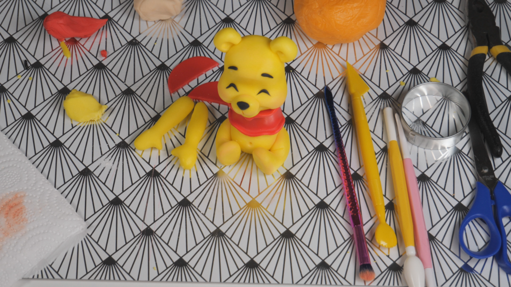 [VIDEO TUTORIAL] Baby Winnie The Pooh & Baby Tigger – Fondant Cake ...
