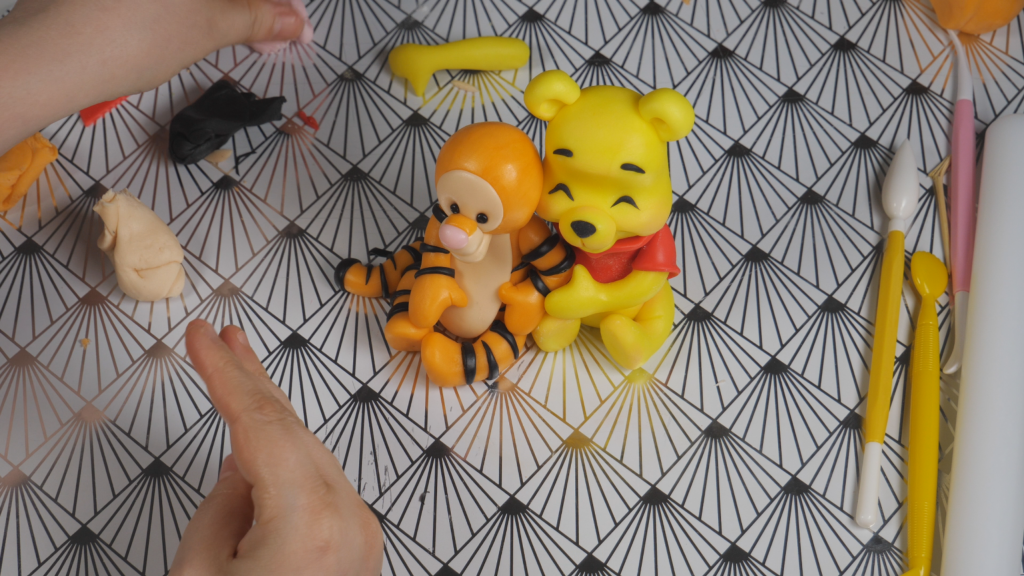 [VIDEO TUTORIAL] Baby Winnie The Pooh & Baby Tigger – Fondant Cake ...