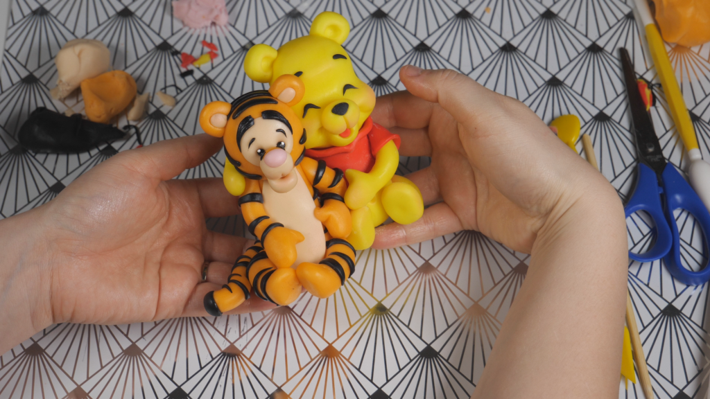 [VIDEO TUTORIAL] Baby Winnie The Pooh & Baby Tigger – Fondant Cake ...