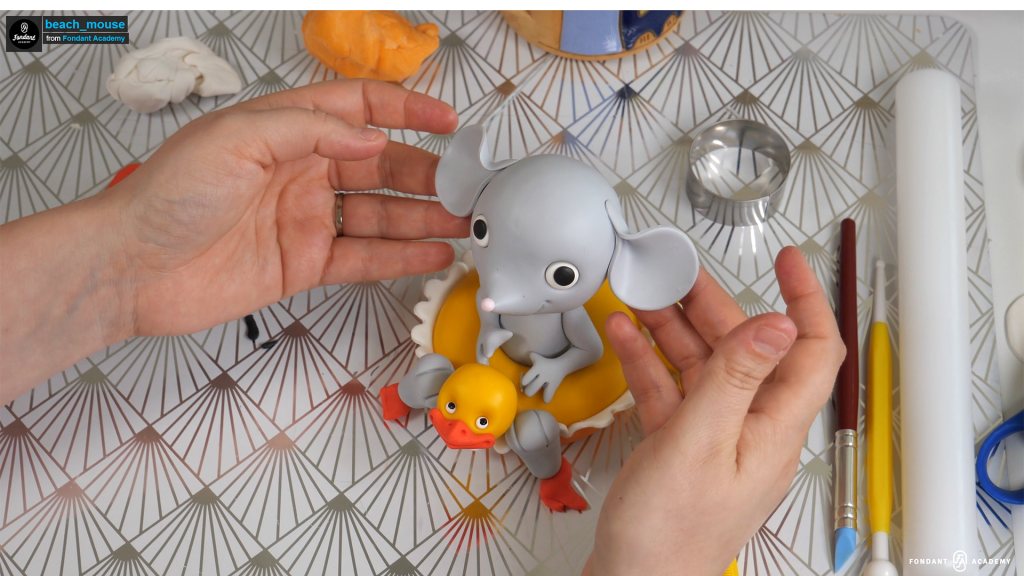 [VIDEO TUTORIAL] Sunny Mouse – Fondant Cake Topper - Fondant Academy