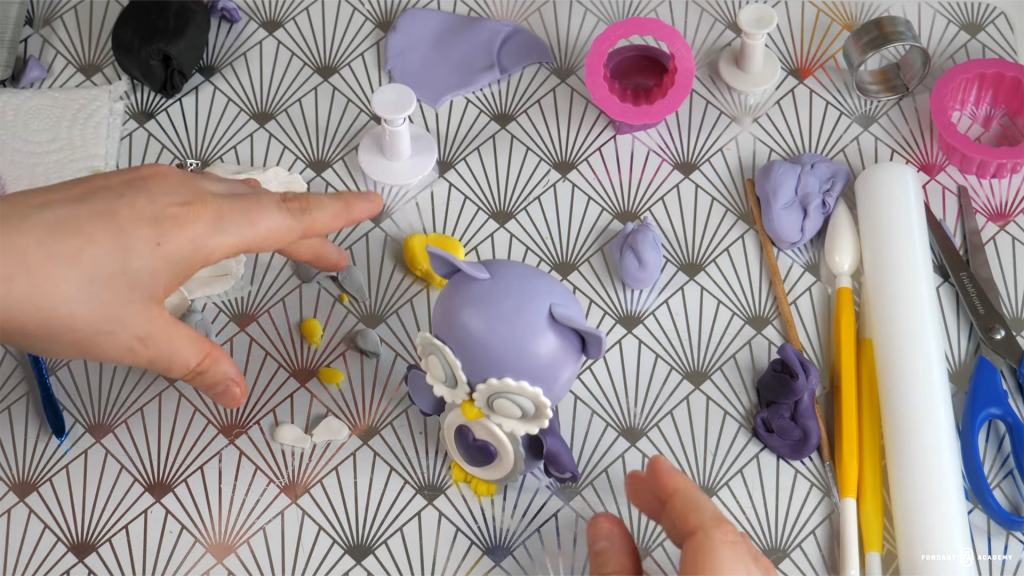 [FREE VIDEO TUTORIAL] Owl - Fondant Cake Topper - Fondant Academy