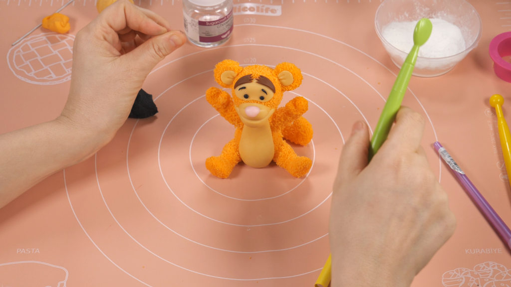 [VIDEO TUTORIAL] Tigger - Fondant Cake Topper - Fondant Academy
