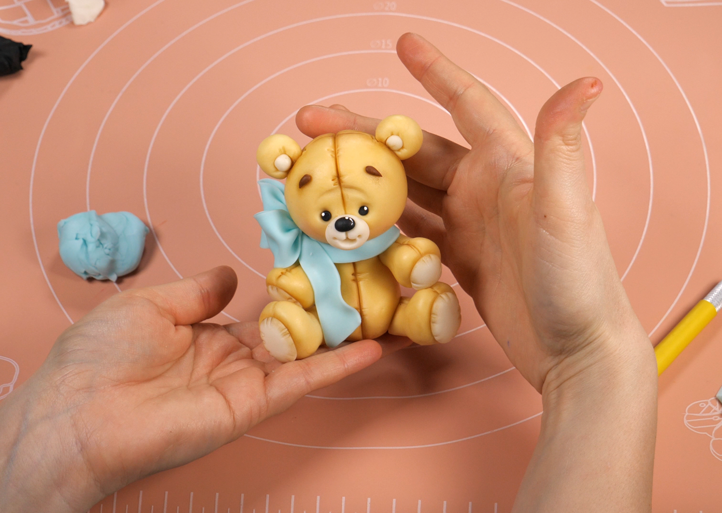 [VIDEO TUTORIAL] Teddy Bear - Fondant Cake Topper - Fondant Academy