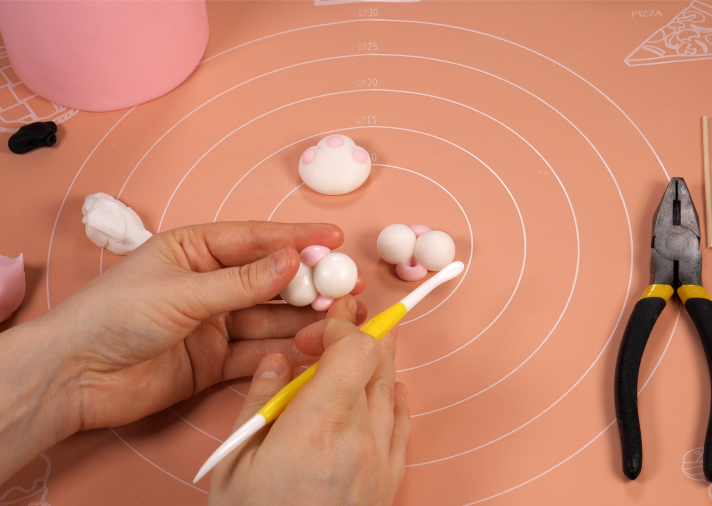 [VIDEO TUTORIAL] Fondant Cake Decoration - Fondant Academy